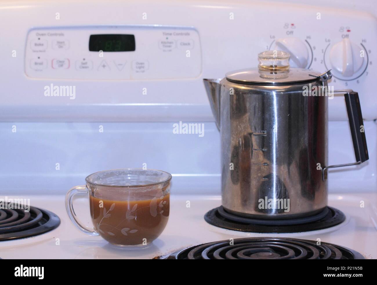 Mit kaffee servieren -Fotos und -Bildmaterial in hoher Auflösung – Alamy