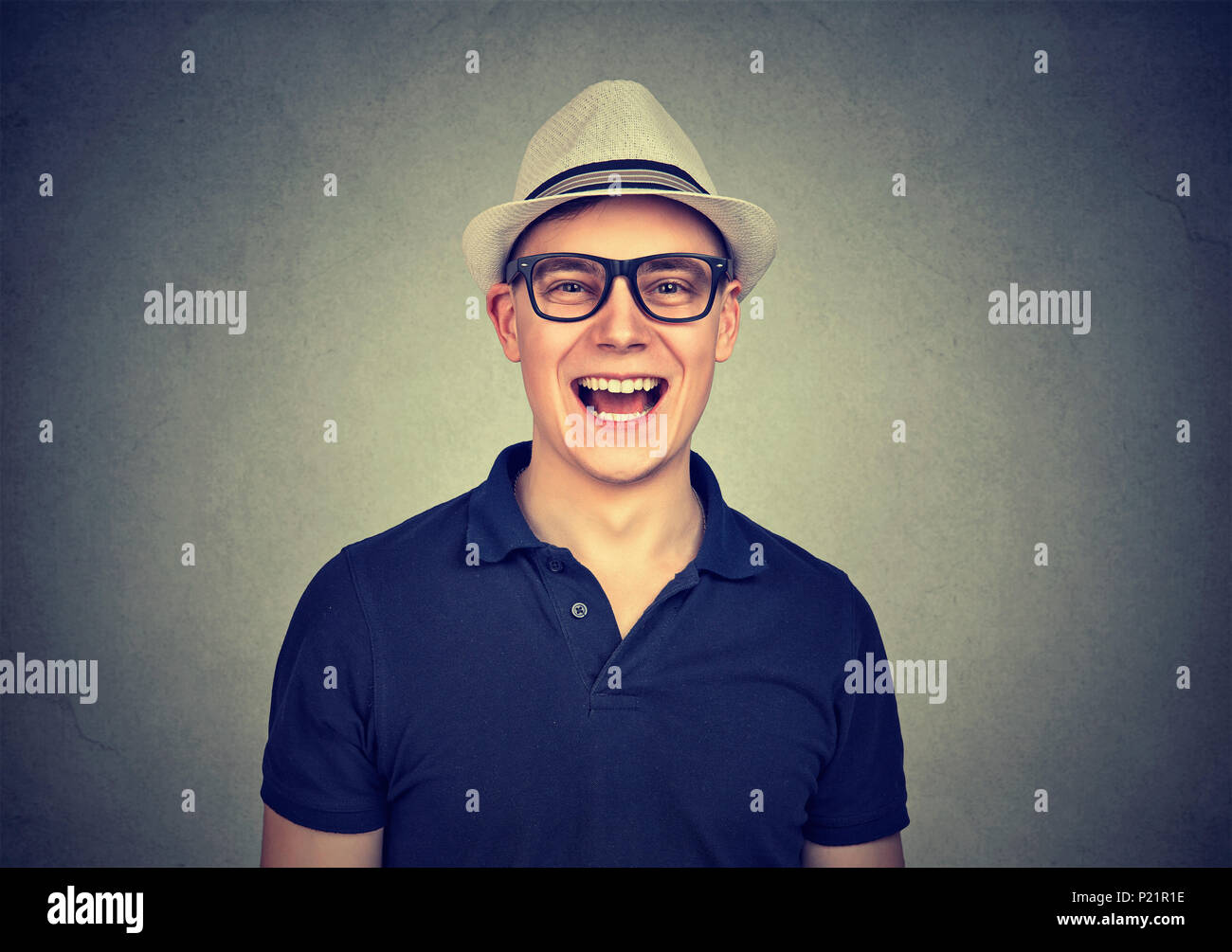 Hut mit brille -Fotos und -Bildmaterial in hoher Auflösung – Alamy