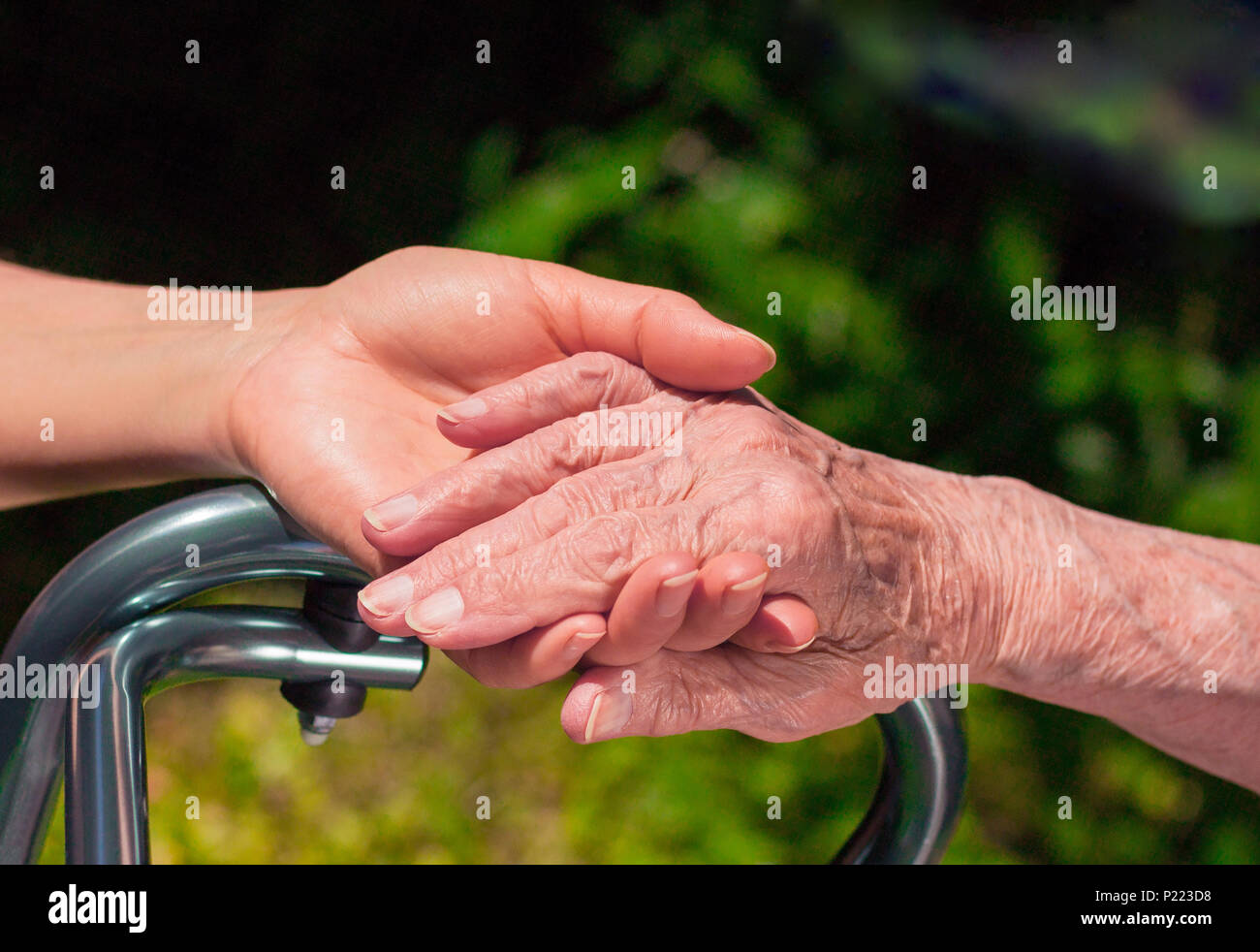 Handicap people help -Fotos und -Bildmaterial in hoher Auflösung – Alamy