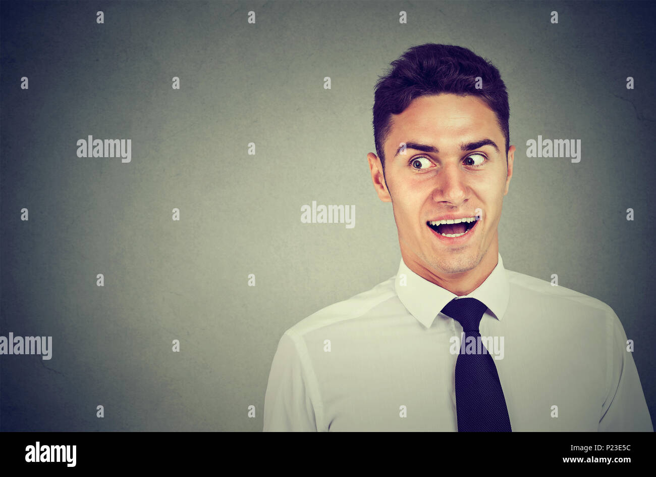 Neugierig mann -Fotos und -Bildmaterial in hoher Auflösung – Alamy