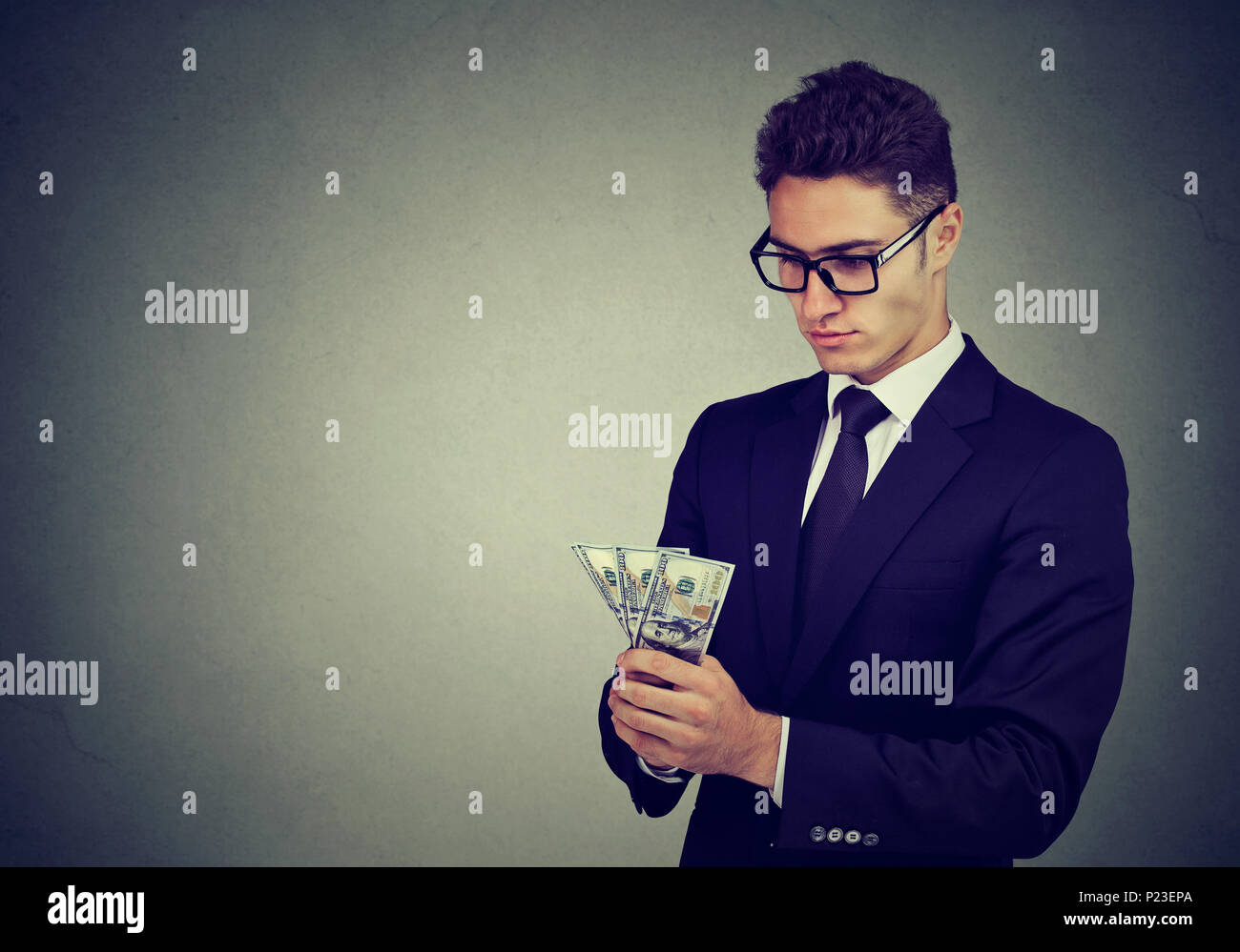 Wohlhabender mann -Fotos und -Bildmaterial in hoher Auflösung – Alamy