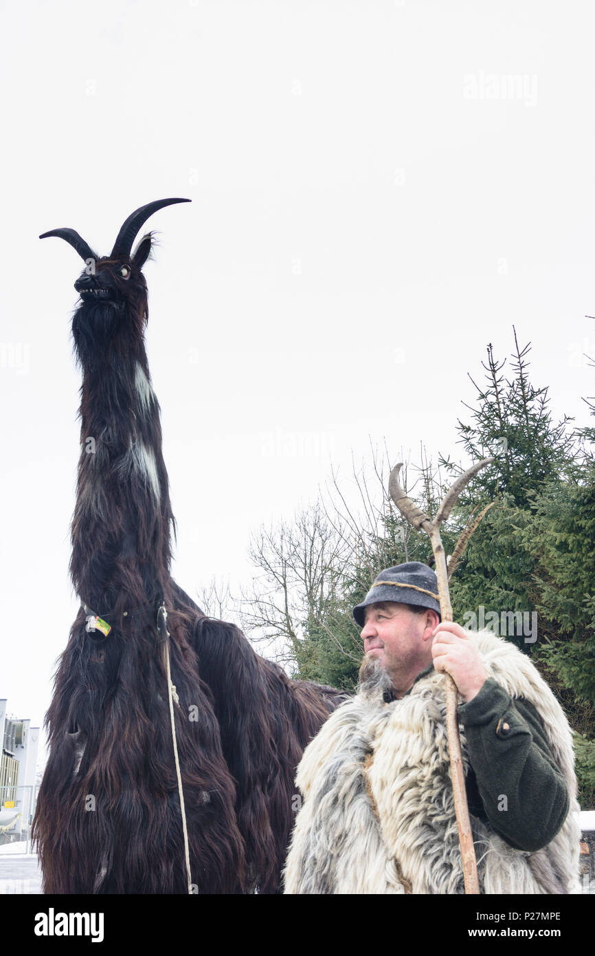 Maskenumzug perchtenlauf percht -Fotos und -Bildmaterial in hoher ...