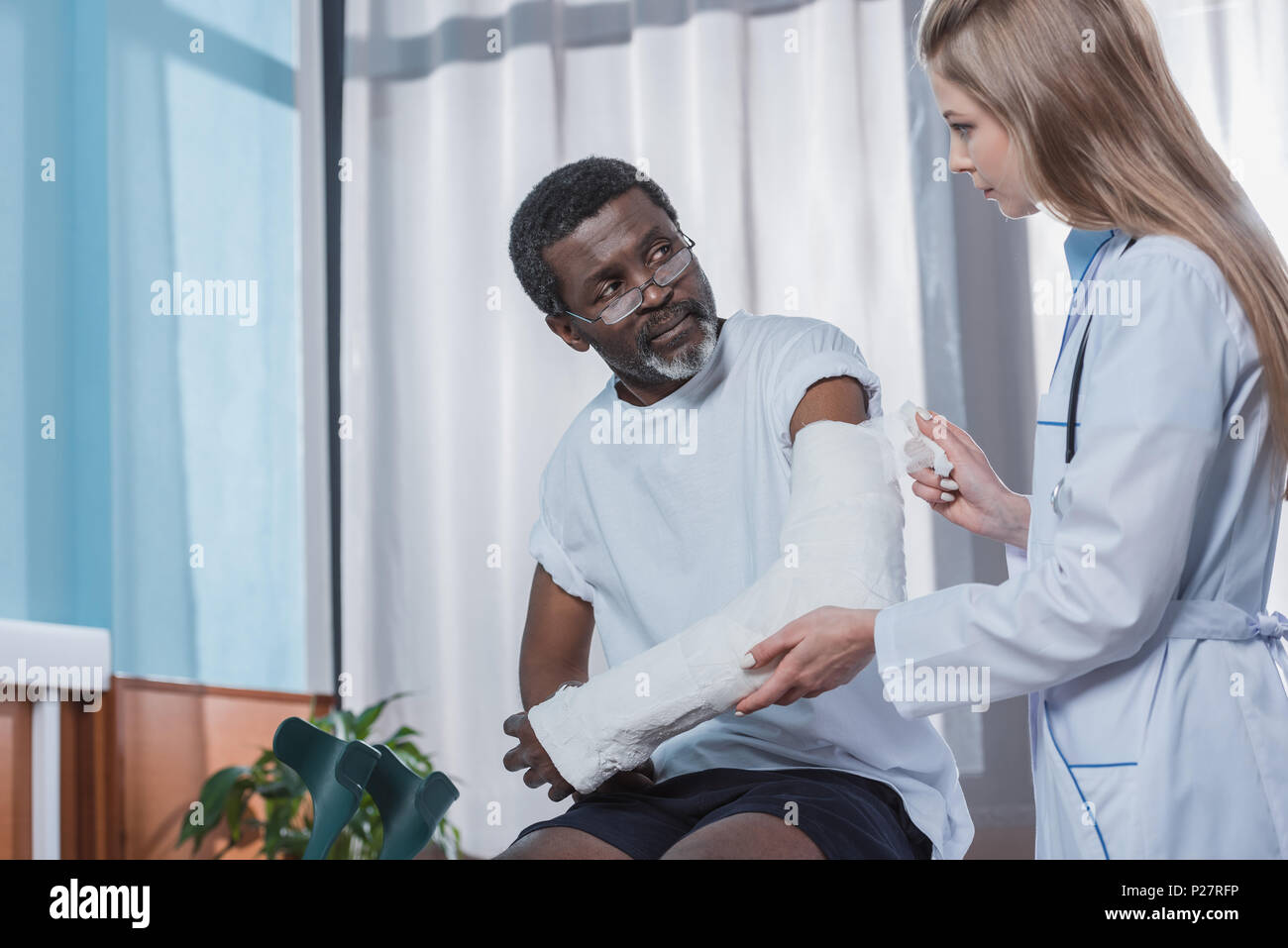 Gipsverband gips arzt -Fotos und -Bildmaterial in hoher Auflösung – Alamy