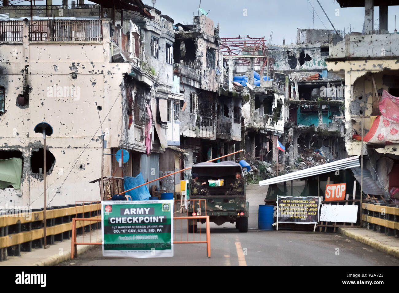 Post an den Eingang des zerstörten Center (Ground Zero) der Stadt Marawi, Insel Mindanao ...
