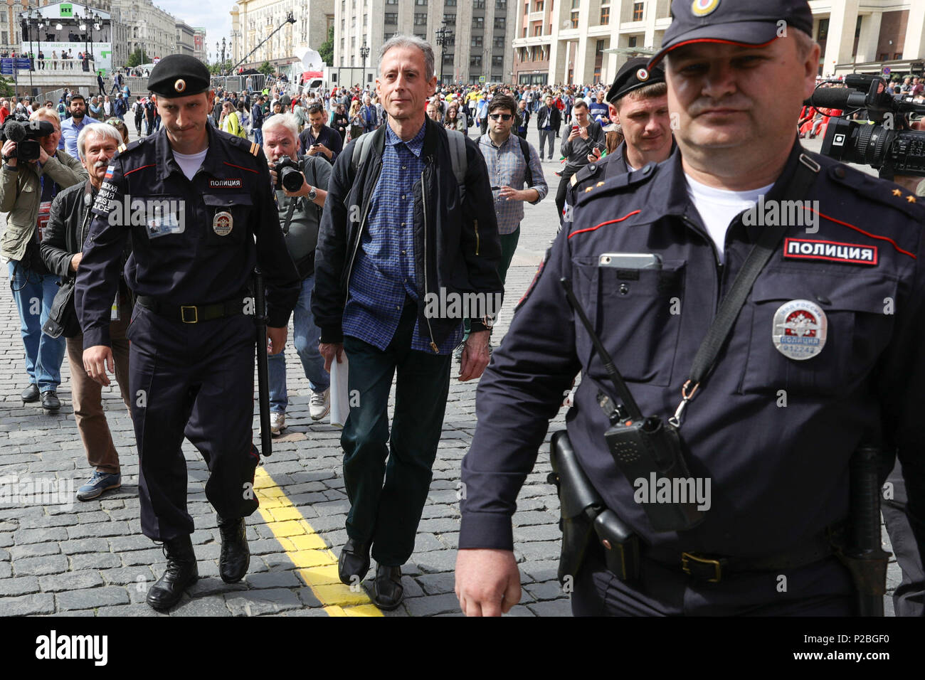 Gay Rights campaigner Peter Tatchell (Mitte) wird von russischen ...