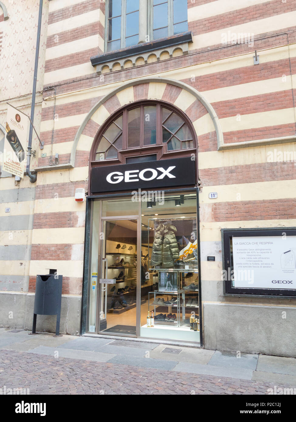 Geox Logo Stockfotos und -bilder Kaufen - Alamy