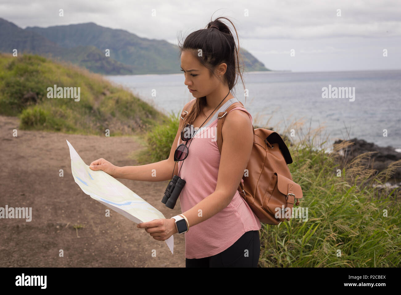 Frau, die karte betrachten -Fotos und -Bildmaterial in hoher Auflösung ...