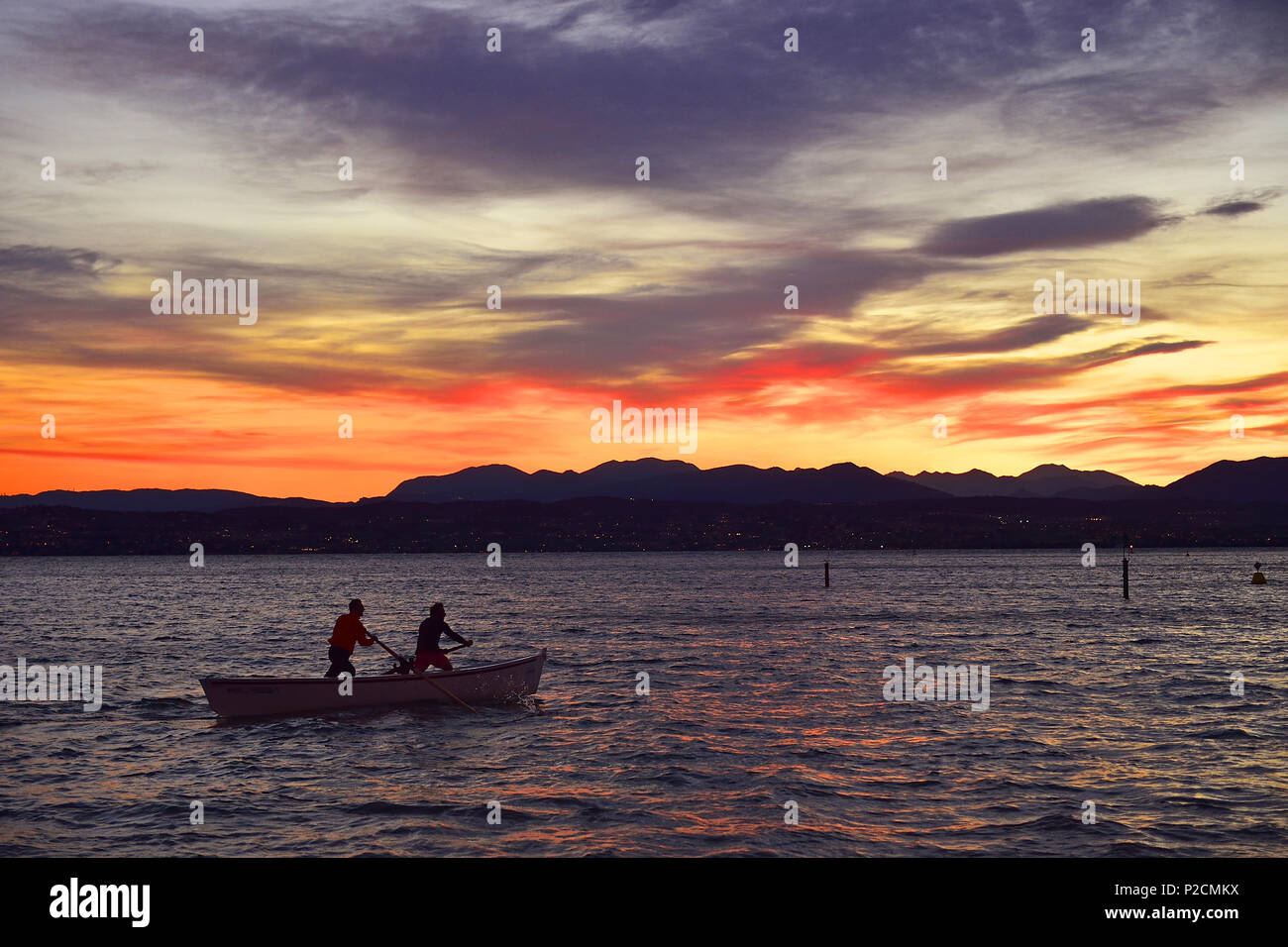 Sirmione boat -Fotos und -Bildmaterial in hoher Auflösung – Alamy