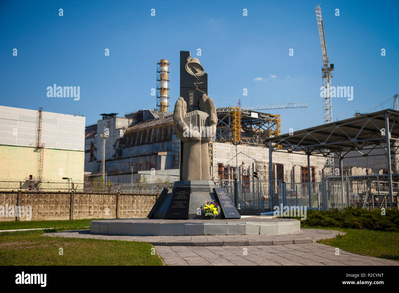 Eine Gedenkstätte für die Opfer der Katastrophe von Tschernobyl vor ...