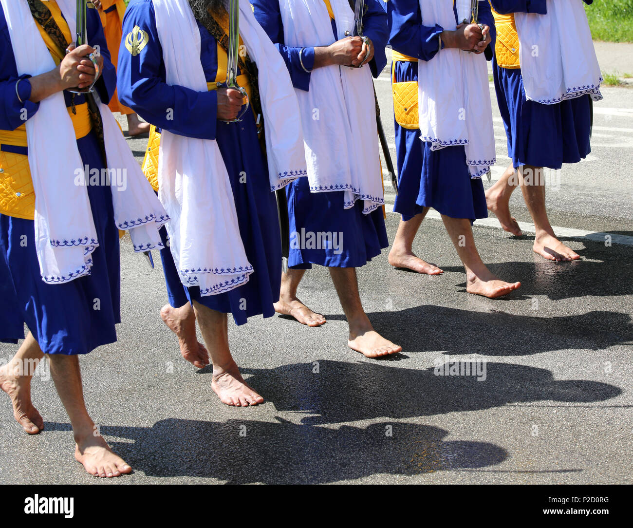 Fünf barfuß Männer der Sikh Religion gehen auf die Straße mit Schwert ...