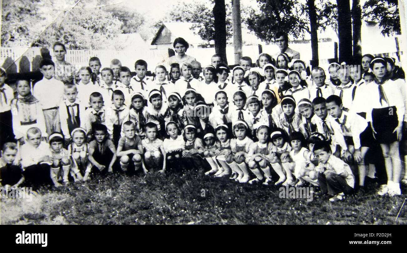 1 1975-Serbare de sfarsit de la Scoala nr. 2 din Bordei Verde ...