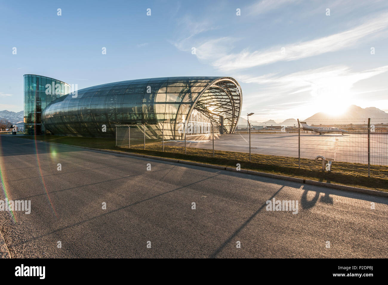 Hangar 7 aircraft -Fotos und -Bildmaterial in hoher Auflösung - Seite 2 ...