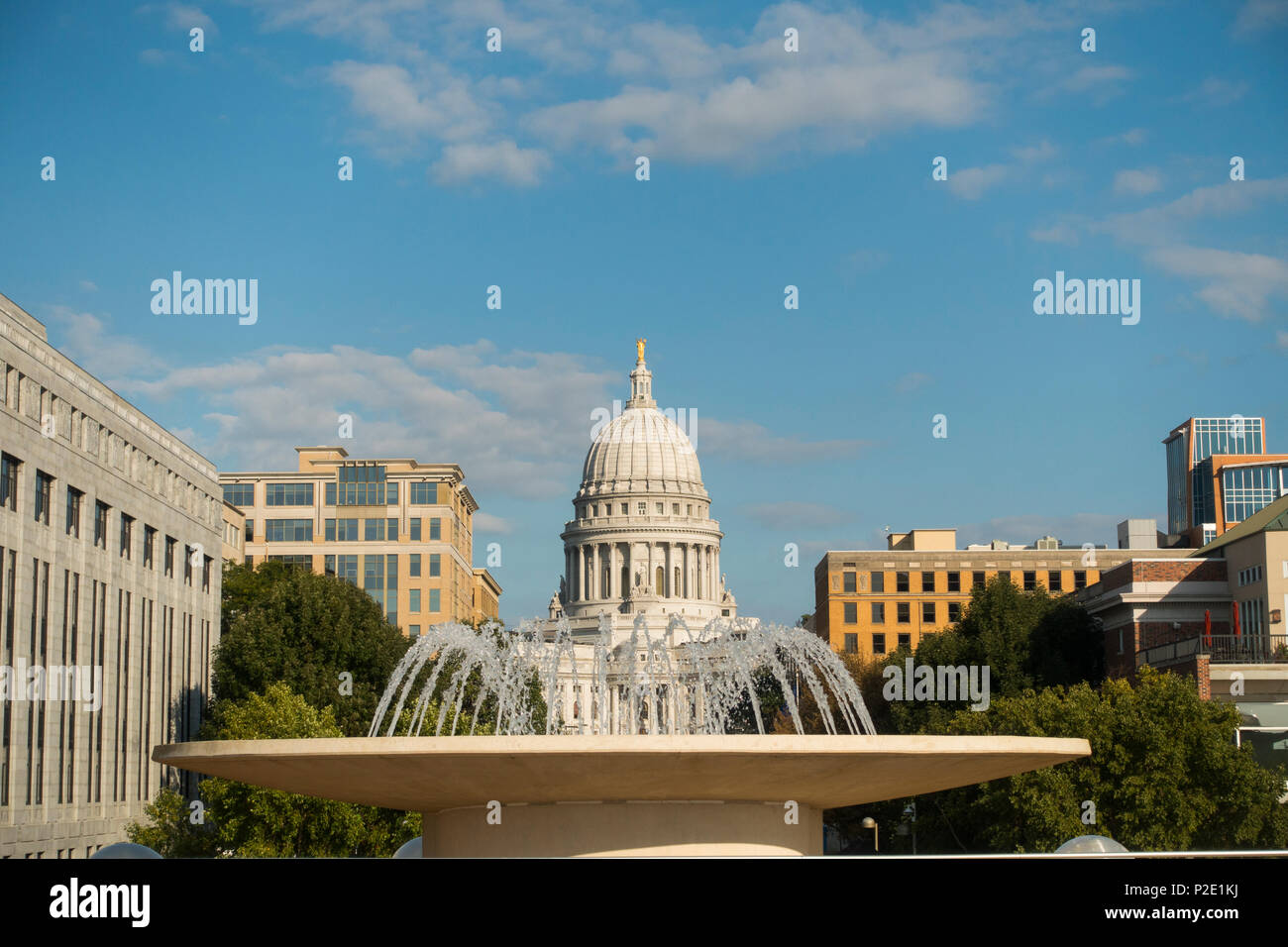 Fountain in front capitol building -Fotos und -Bildmaterial in hoher ...