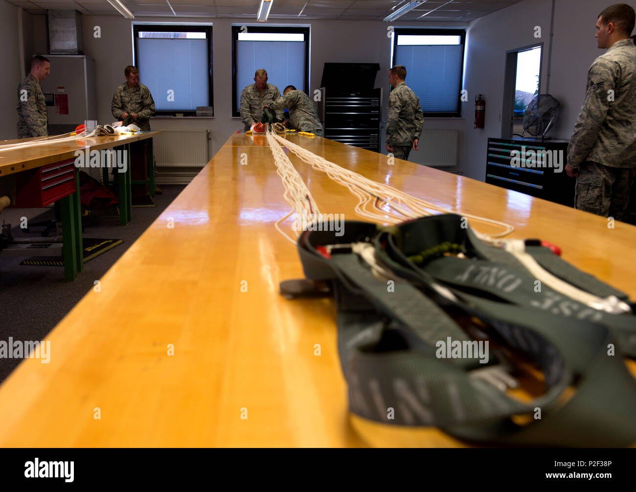 Us Air Force Colonel Joseph McFall, 52nd Fighter Wing Commander, Mitte ...