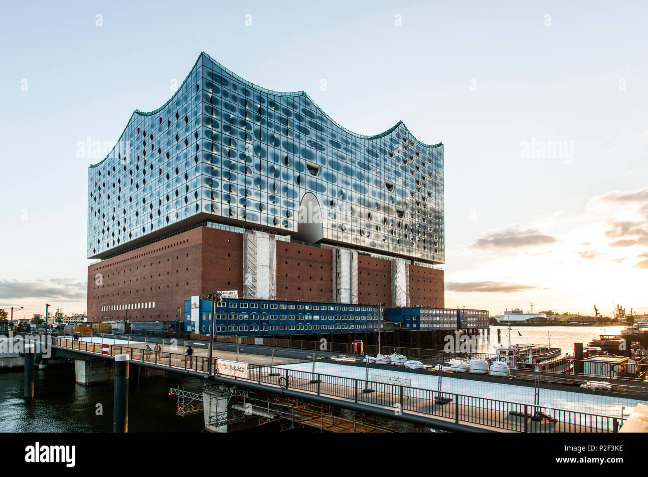 Elbphilharmonie im hamburger hafen -Fotos und -Bildmaterial in hoher ...