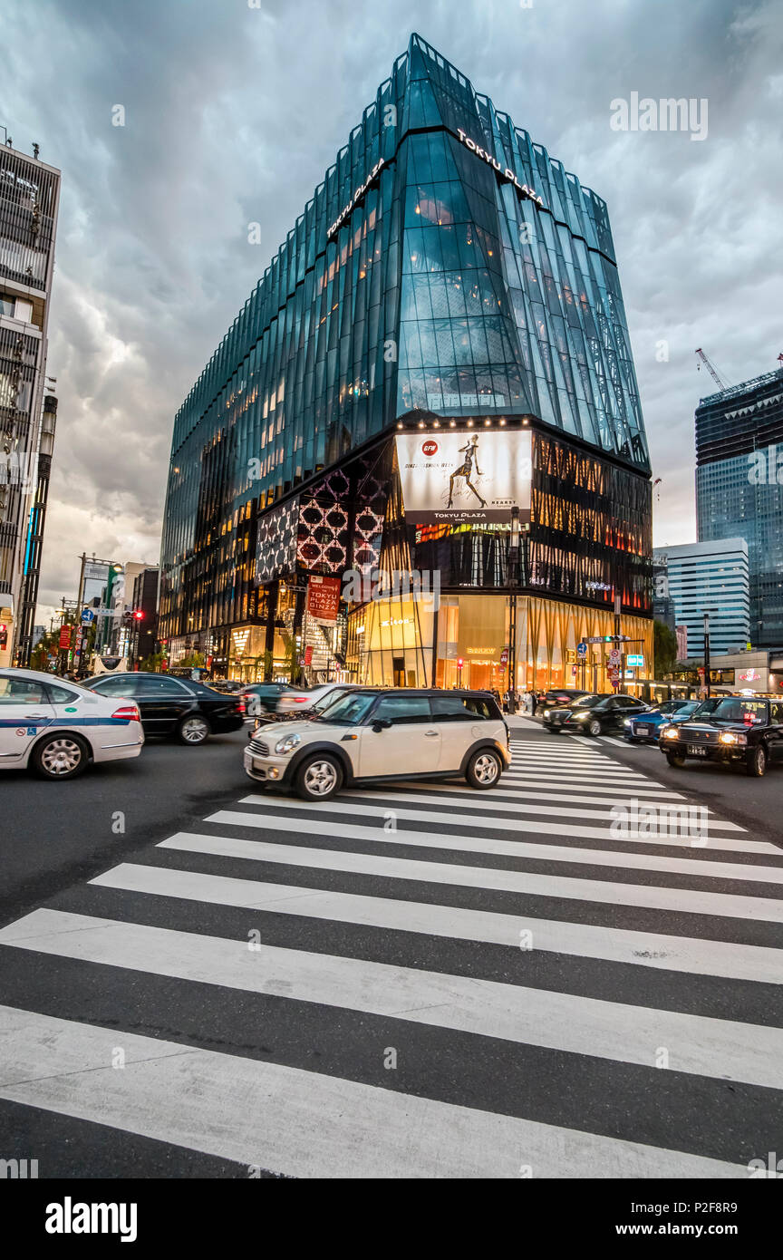 Kreuzung mit Fußgängern im Tokyu Plaza Ginza an einem bewölkten Tag, Ginza, Chuo-ku, Tokyo ...