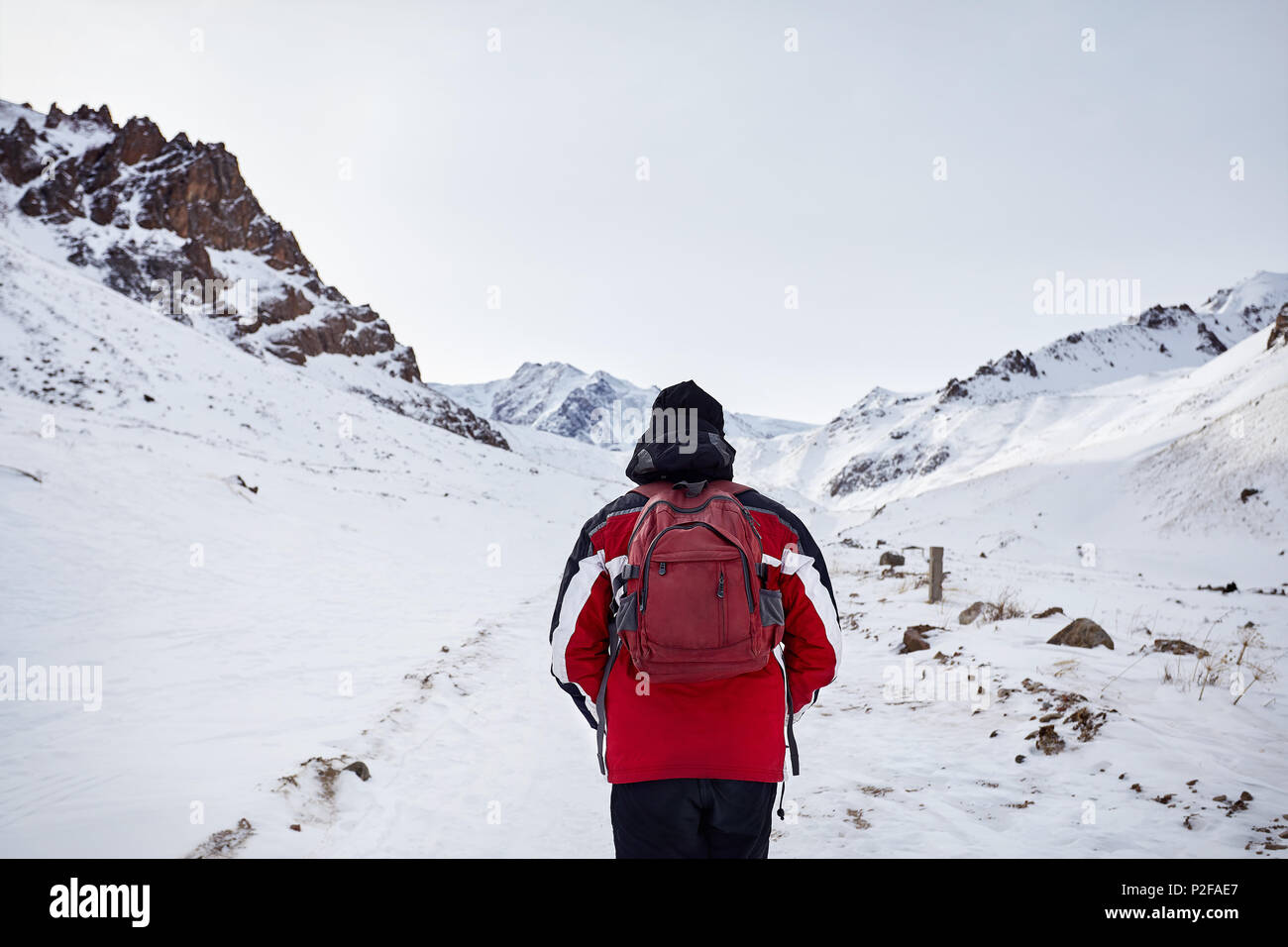 Wanderer mit rotem rucksack -Fotos und -Bildmaterial in hoher Auflösung ...