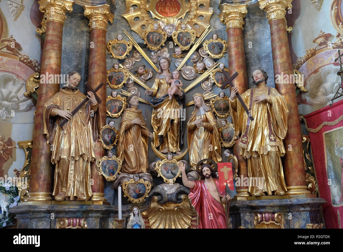 Der Altar des heiligen Rosenkranzes in der barocken Kirche Maria Schnee ...