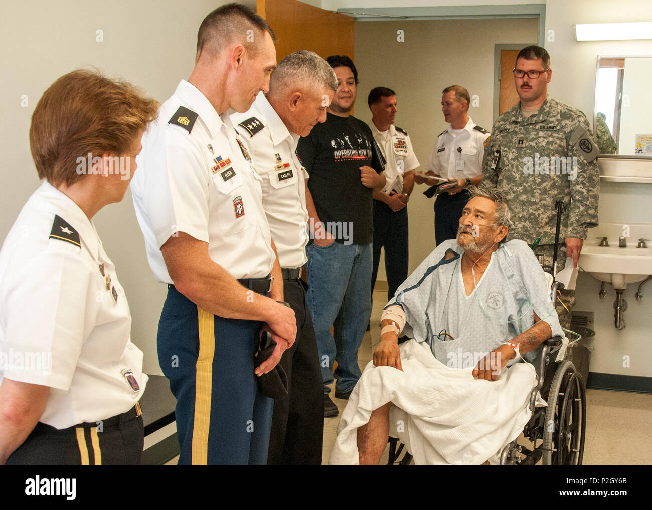 (Von links) Brig. Gen. Diana M. Holland, Kommandant der US-Korps der ...