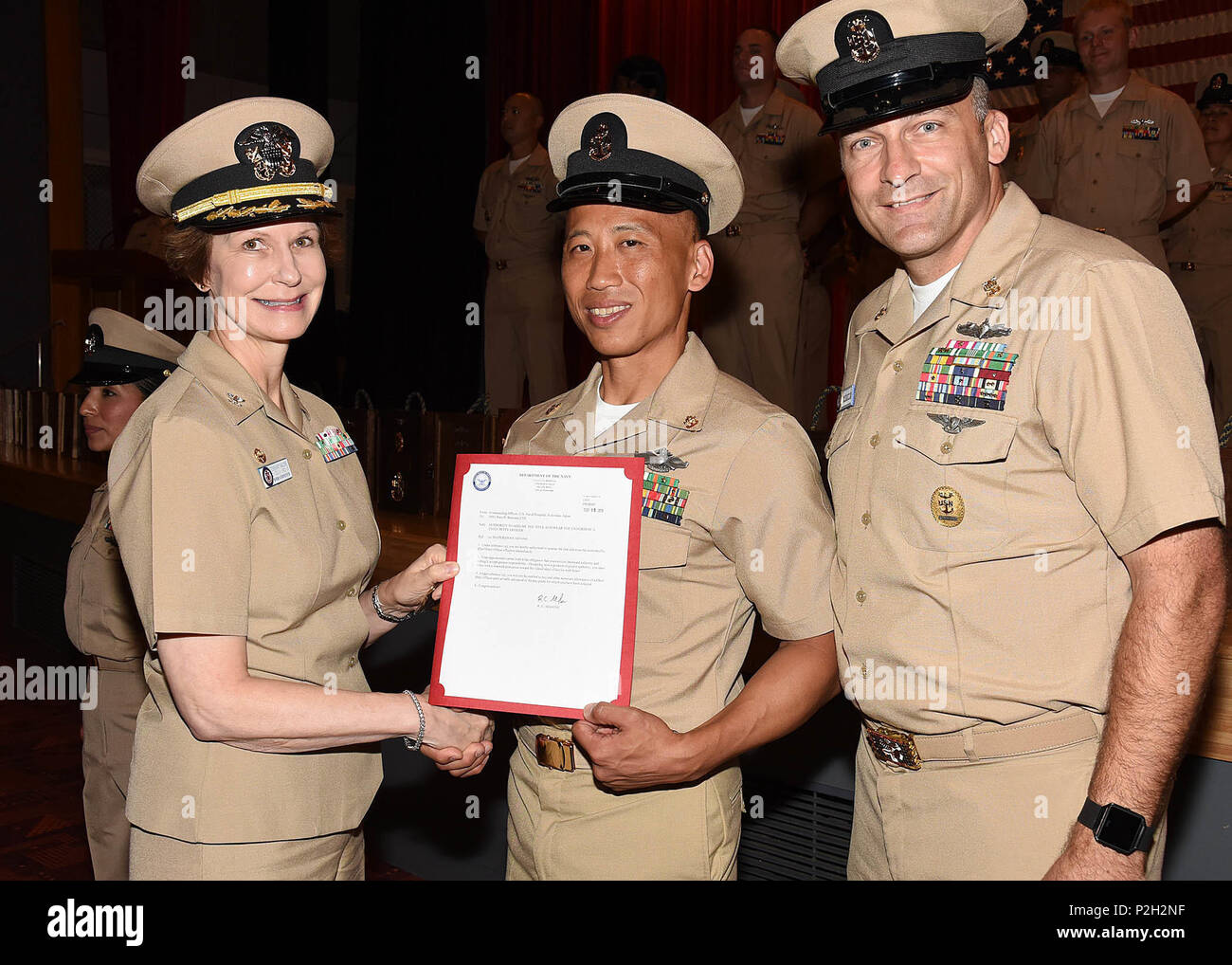 Command master chief loren rucker -Fotos und -Bildmaterial in hoher ...