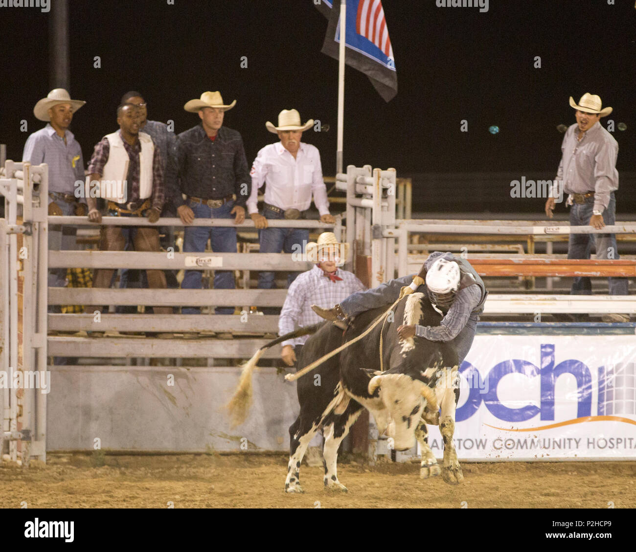 Ein Stier reiten Kandidat ist von seiner Fahrt wie andere Cowboys ...