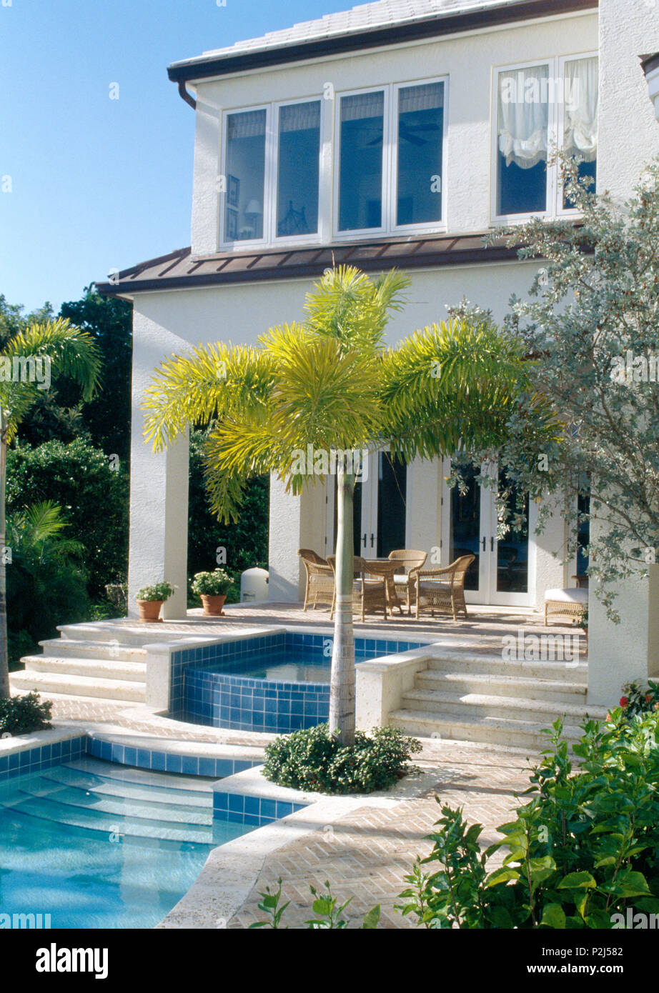 Pflaster neben dem schwimmbad -Fotos und -Bildmaterial in hoher ...