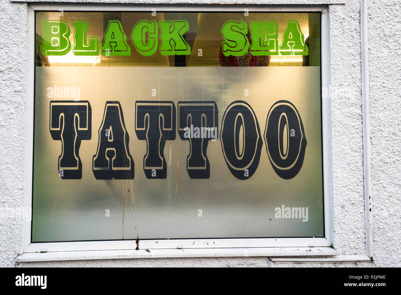 Tattoo shop window -Fotos und -Bildmaterial in hoher Auflösung – Alamy