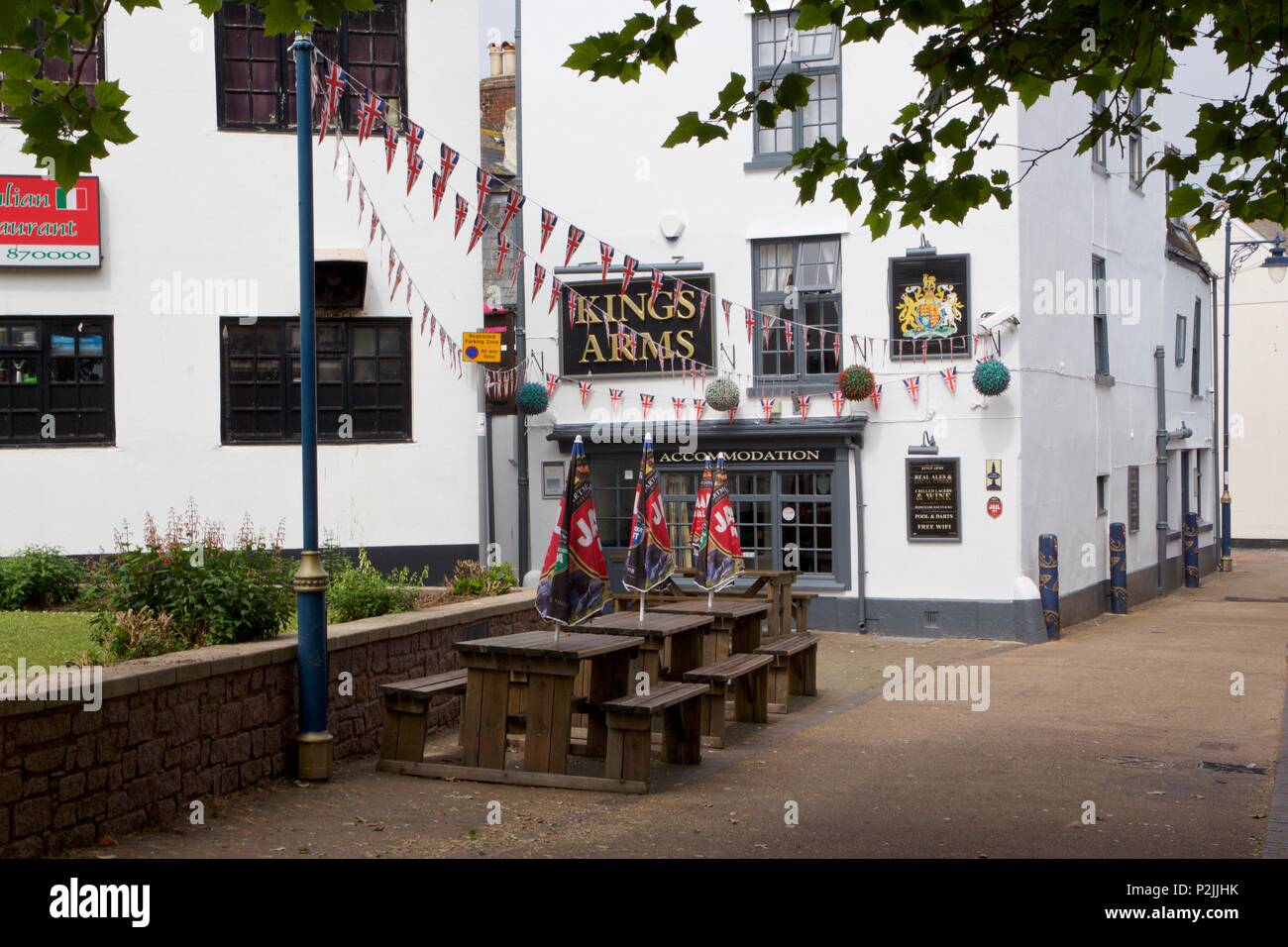 Das Äußere des pub Kings Arms mit hölzernen Picknick-bänken mit ...