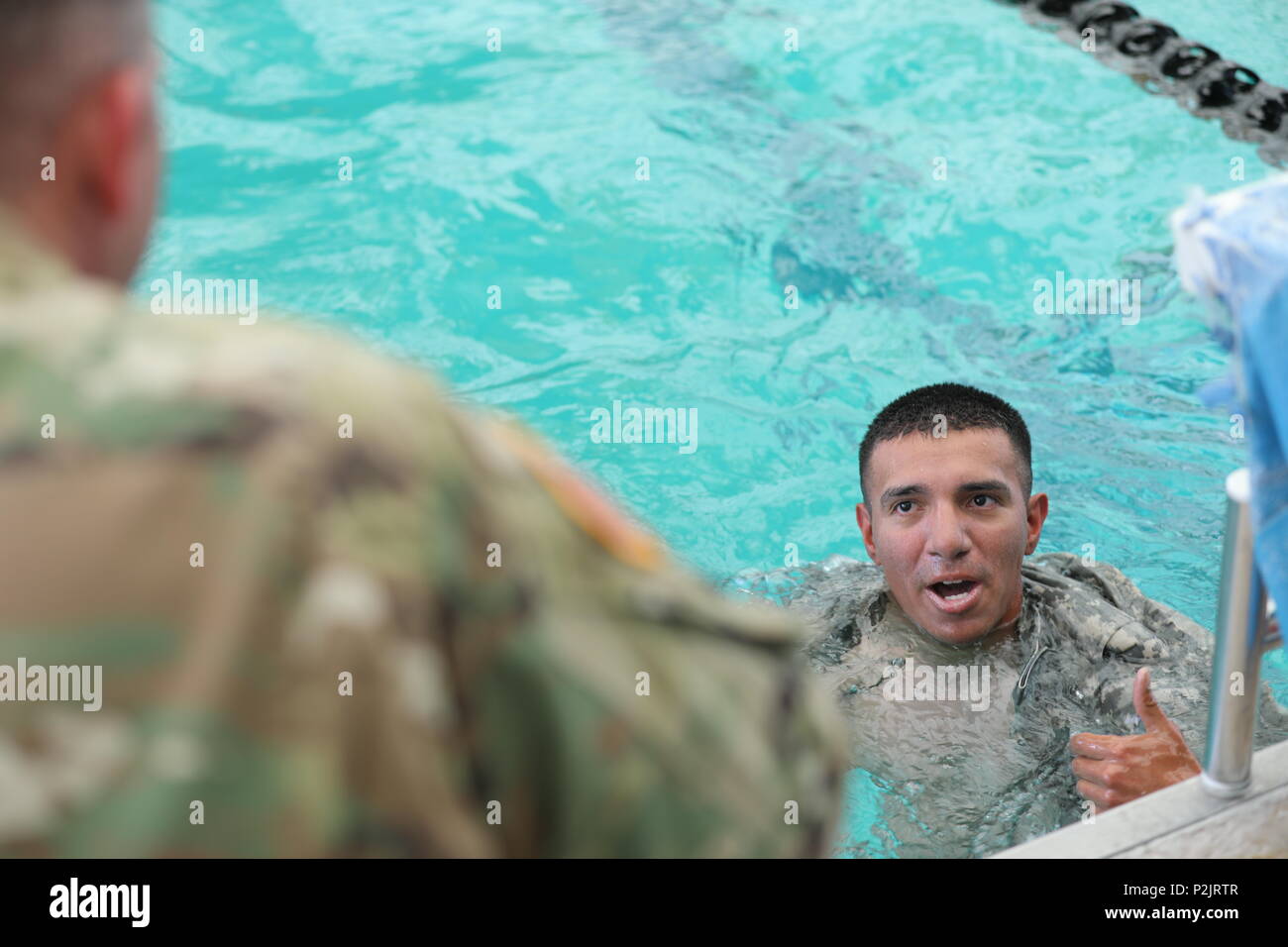 U.S. Army Reserve Cpl. David Gutierrez, ein Polizist, der die 422Nd ...