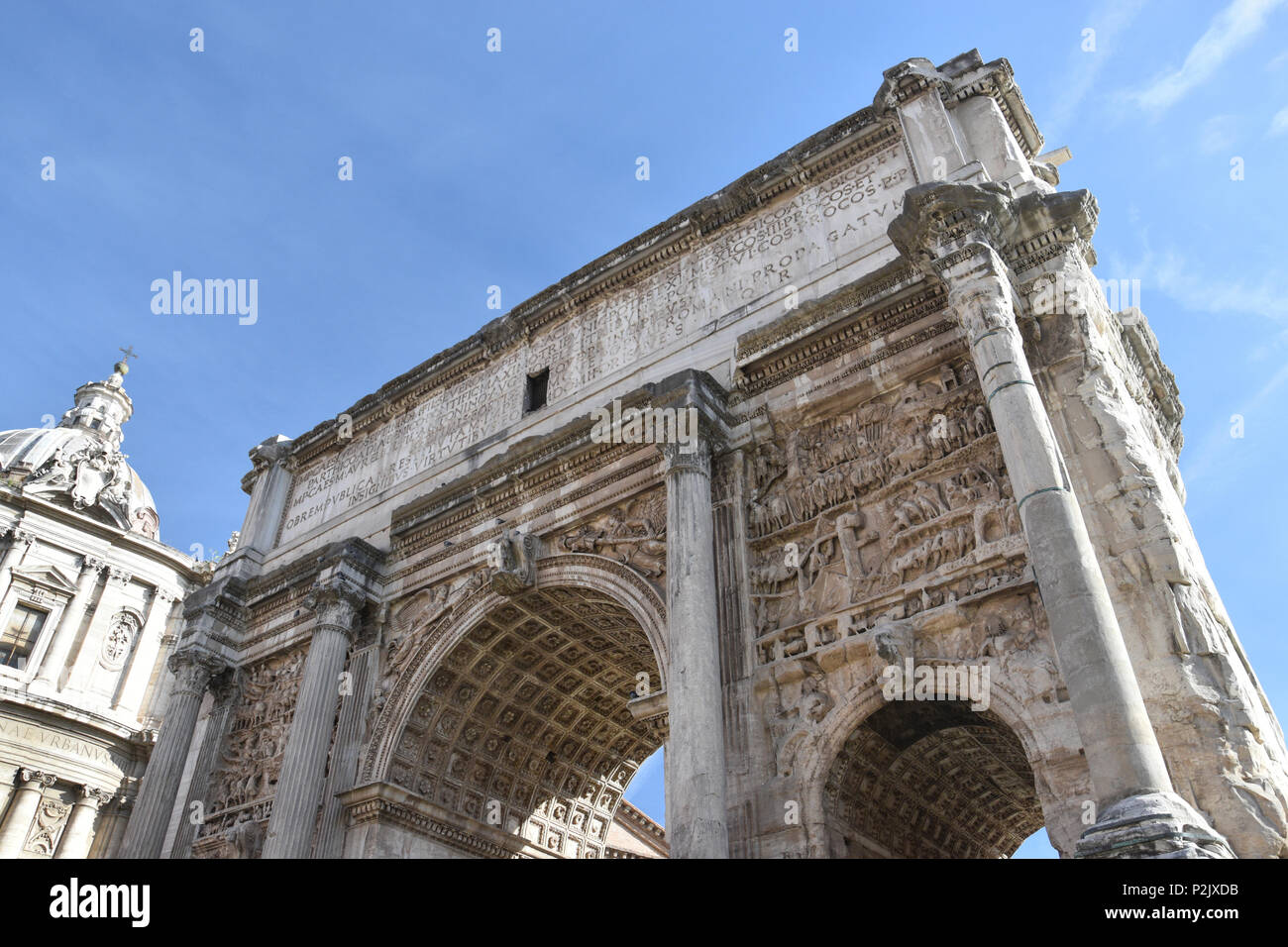 Der Triumphbogen des Septimius Severus (203 AD) ist ein weißer Marmor ...