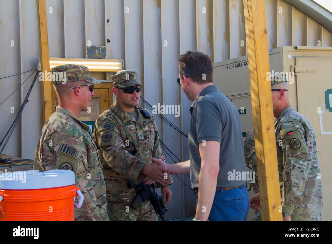 U.S. Army Staff Sgt. Nicholas Szyman schüttelt Hände mit Sekretär der ...