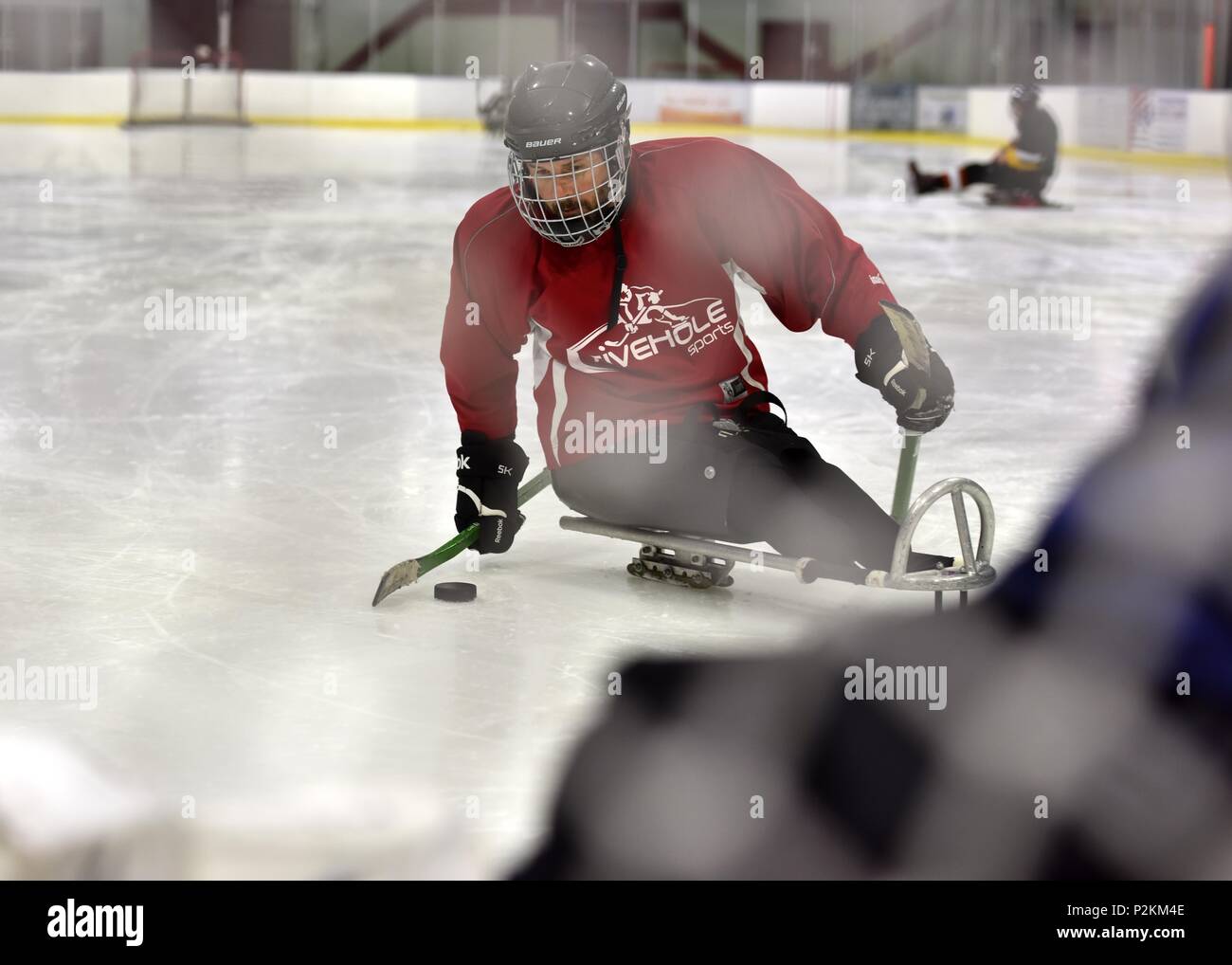 Pensionierte Armee Oberstleutnant Rob Pickel wird fertig, den Puck zu ...