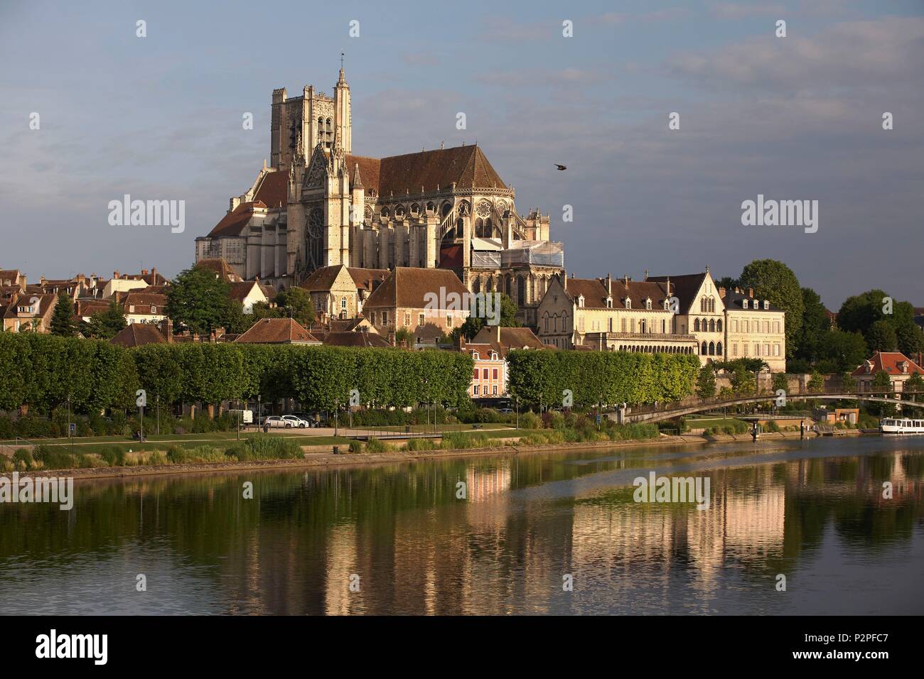 France burgundy auxerre cathedral st -Fotos und -Bildmaterial in hoher ...