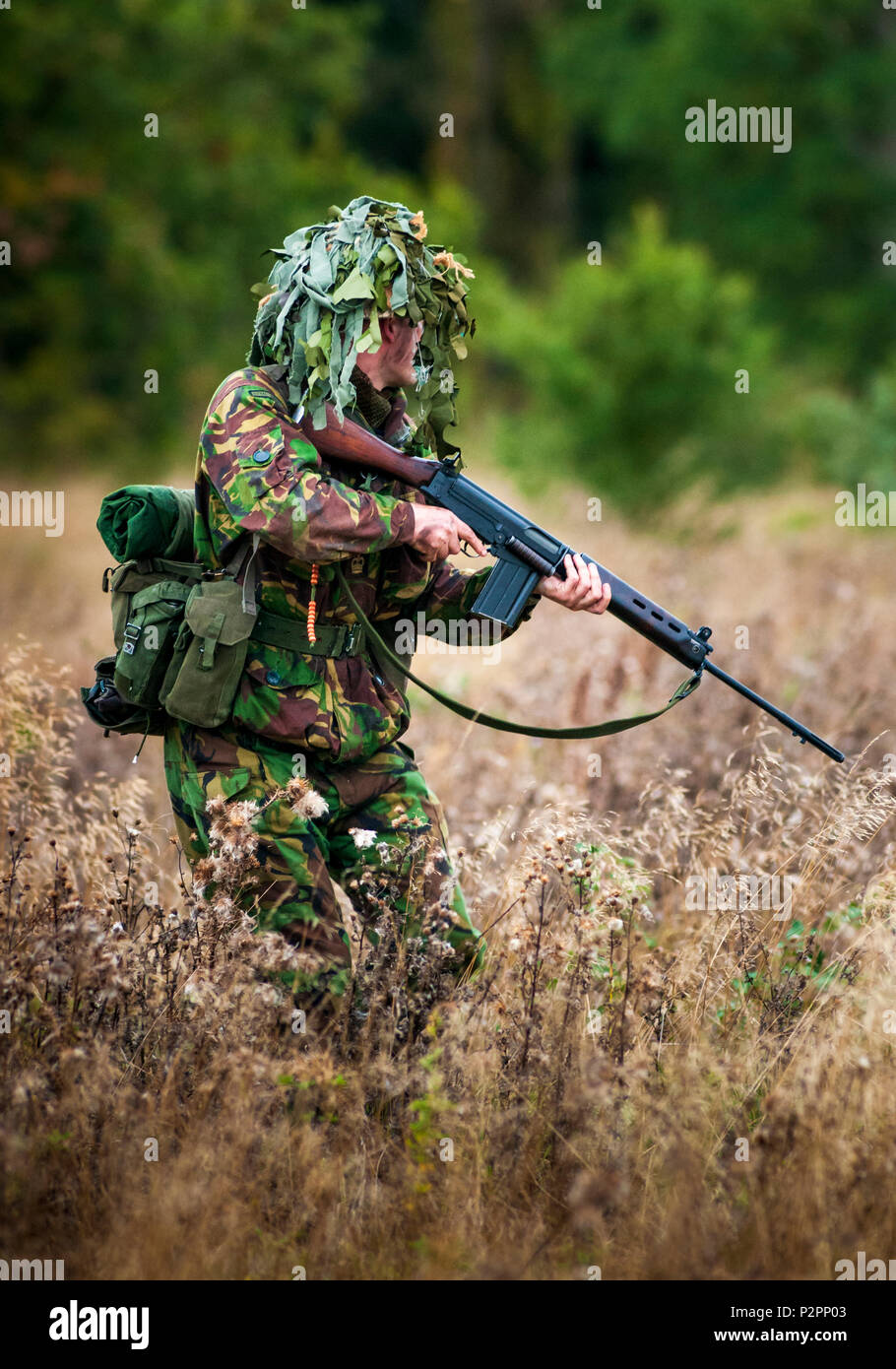 1970 - 1980 Soldat der britischen Armee in Tarnanzug und Stahlhelm mit ...