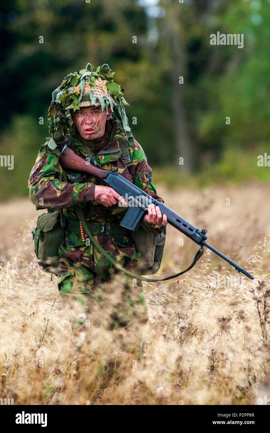 1970 - 1980 Soldat der britischen Armee in Tarnanzug und Stahlhelm mit ...