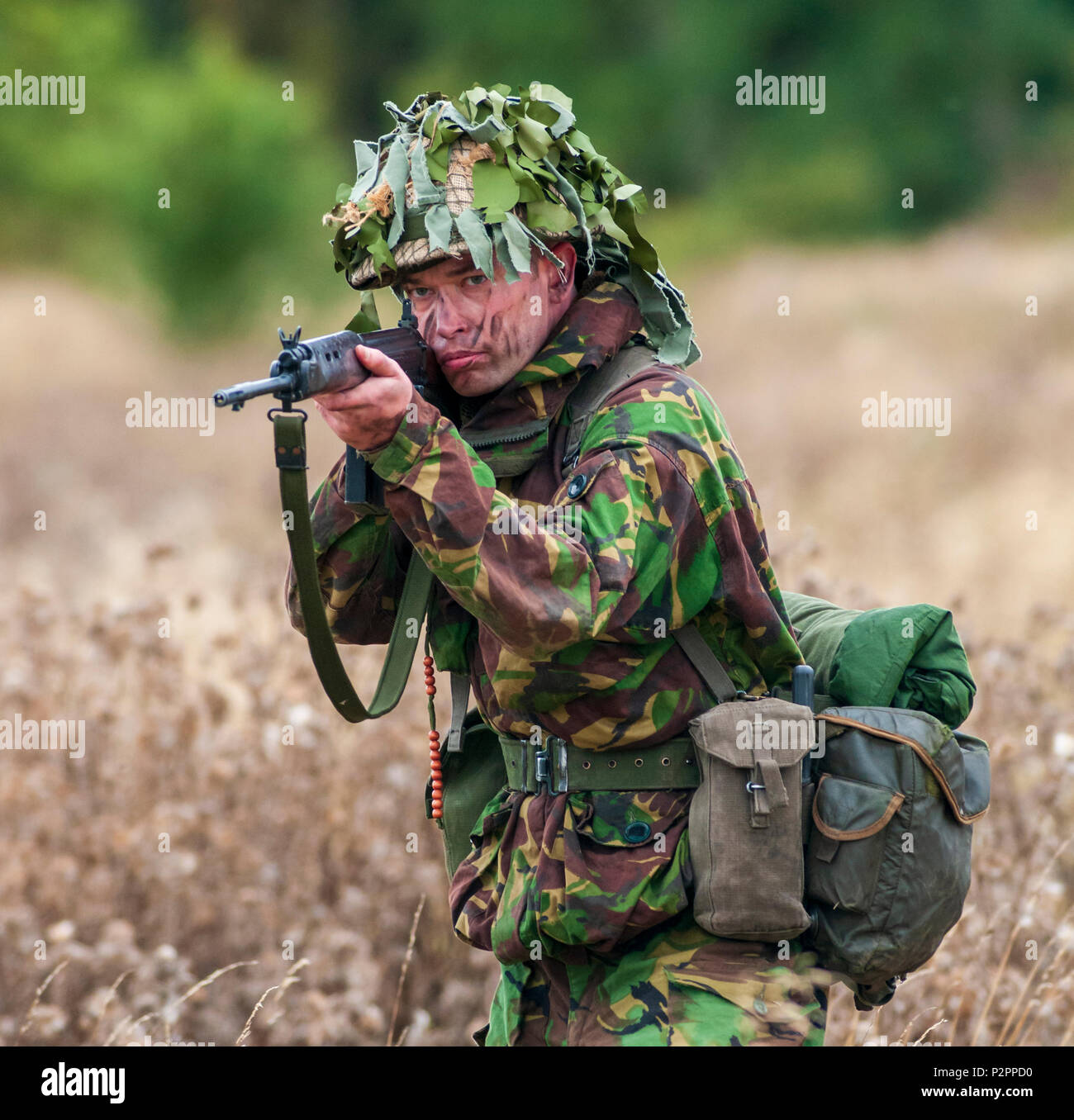 1970 - 1980 Soldat der britischen Armee in Tarnanzug und Stahlhelm mit ...