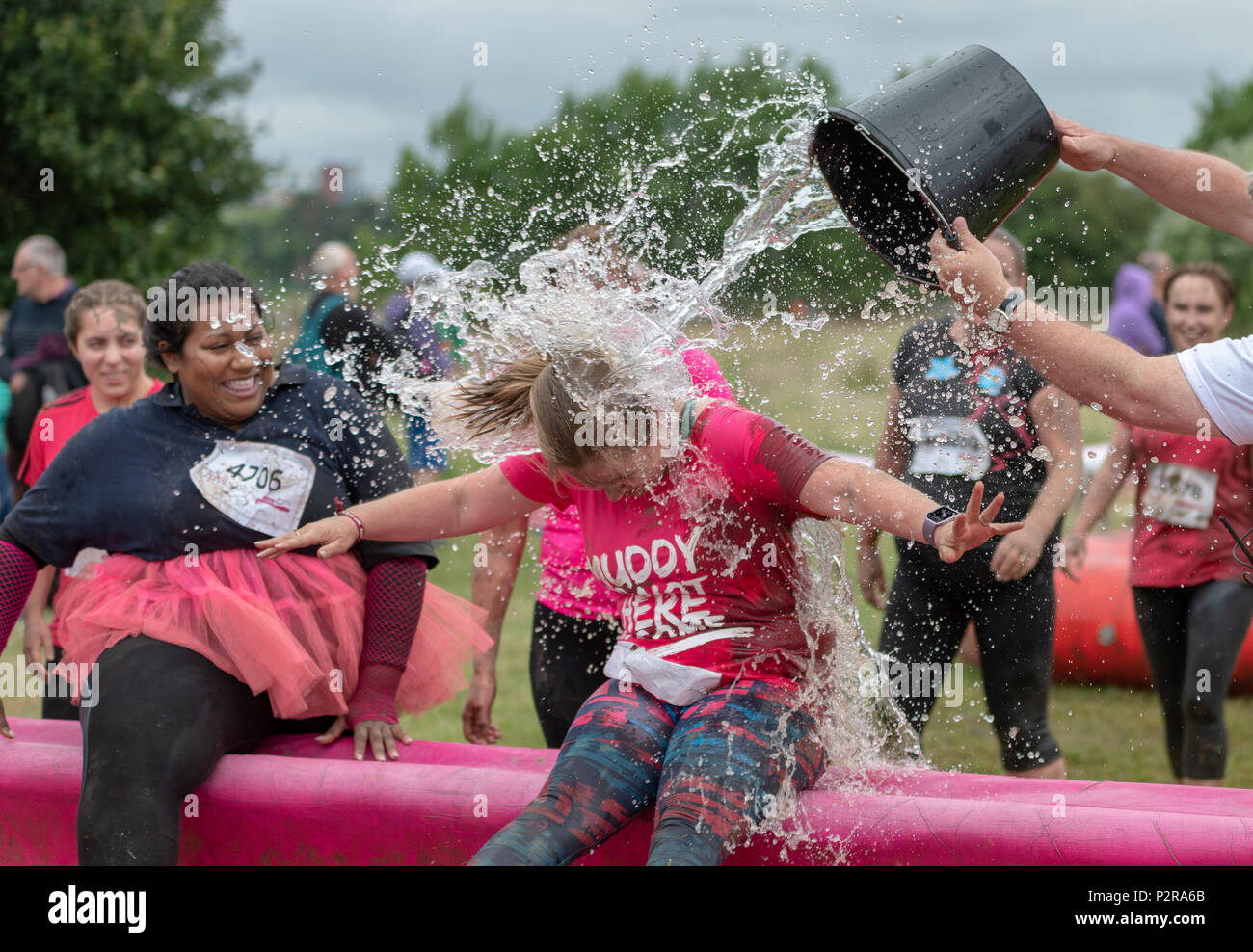 Bucket Over Head Stockfotos und -bilder Kaufen - Alamy