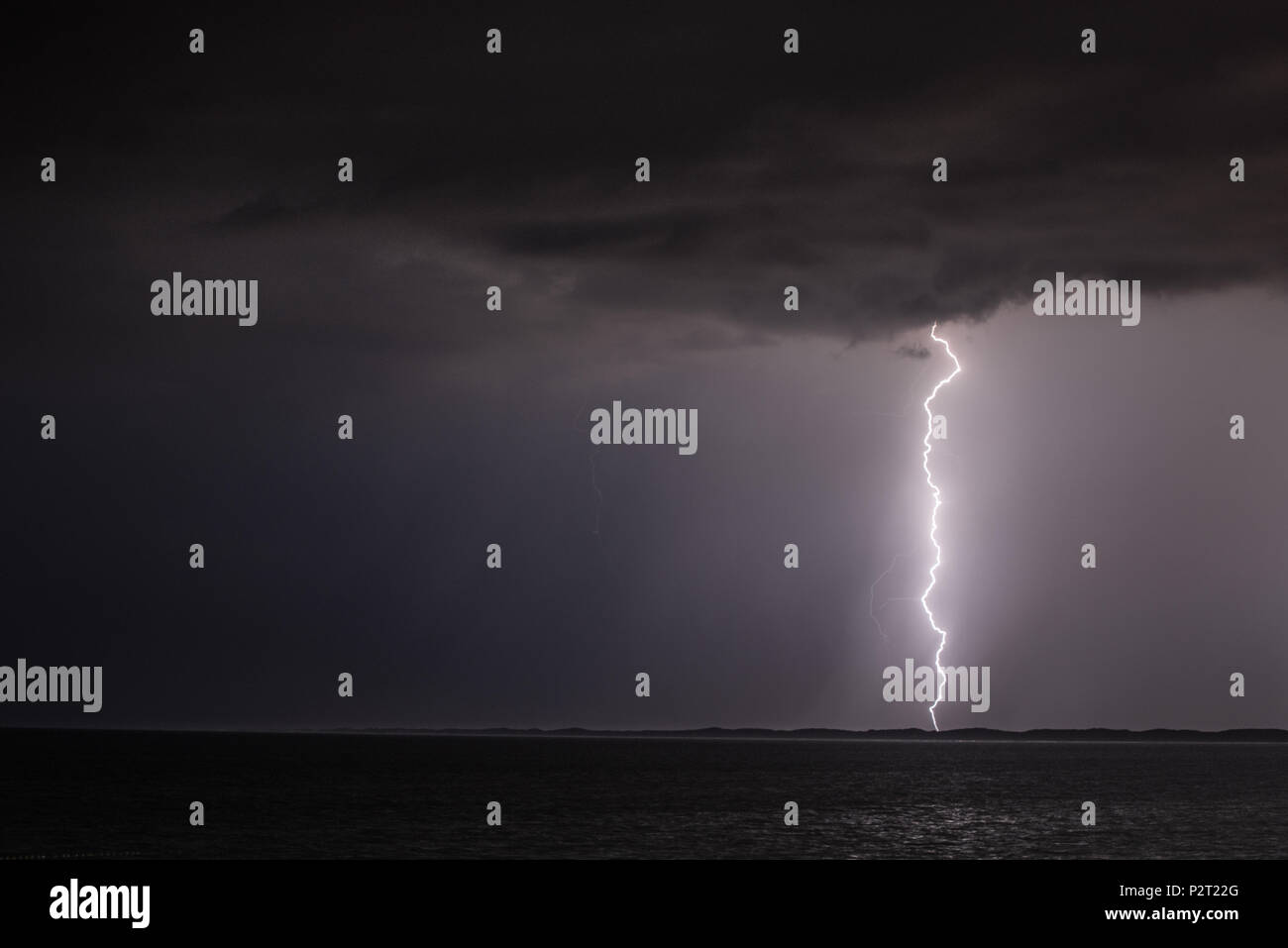 Blitz über dem Meer Stockfotografie - Alamy