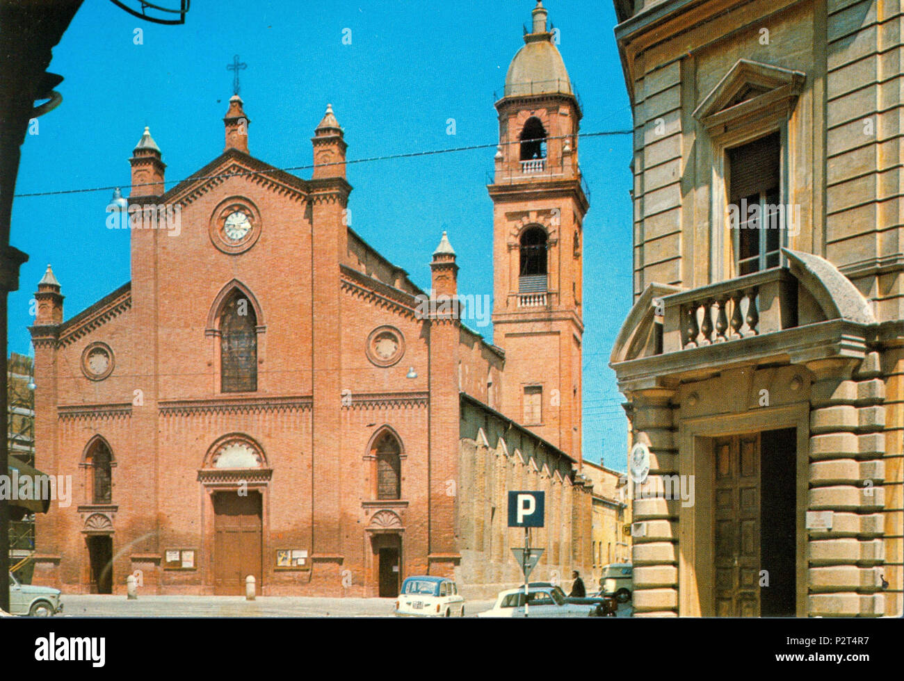 Domo di mirandola visto dal portico di via pico -Fotos und ...