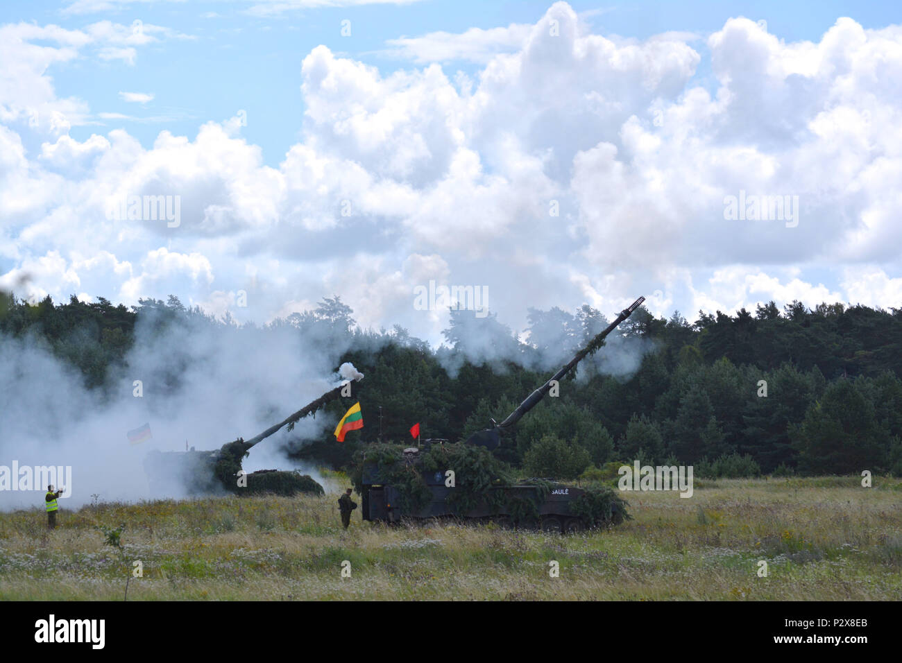 Deutsche haubitzen mit eigenantrieb -Fotos und -Bildmaterial in hoher ...