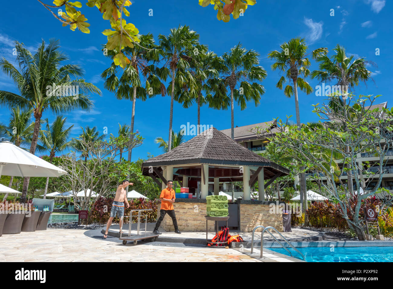 Gast und Pool Junge auf dem Gelände des Shangri La Rasa Ria Hotel und ...