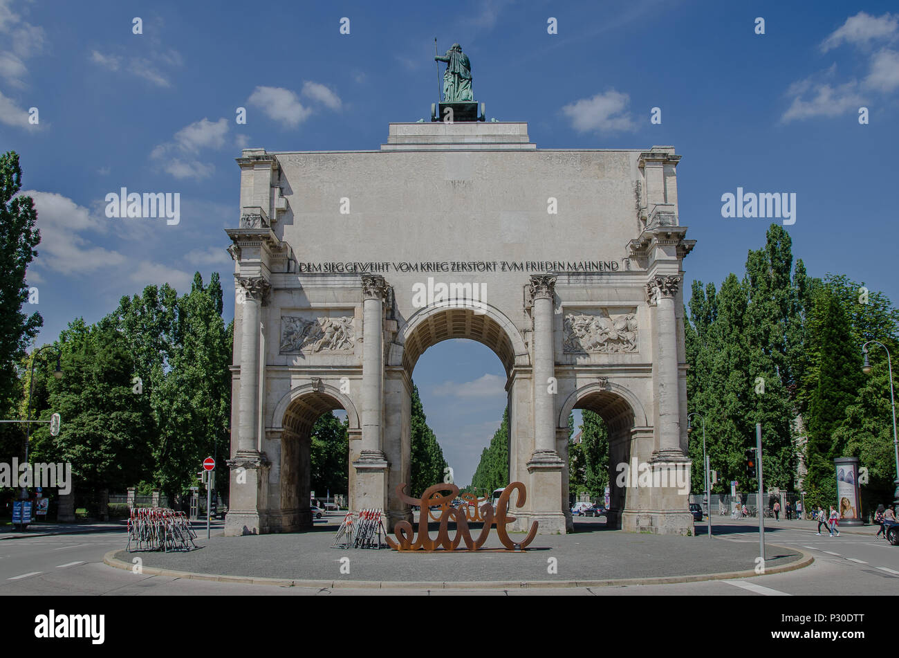 Das siegestor (Englisch: Sieg Tor) in München ist eine drei rundbogigen ...