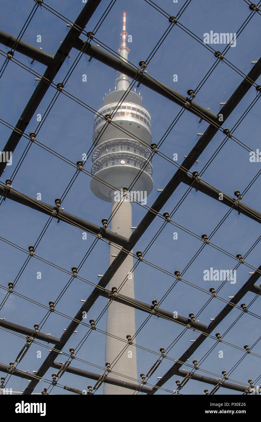 Olympischer park mit olympiaturm -Fotos und -Bildmaterial in hoher Auflösung – Alamy