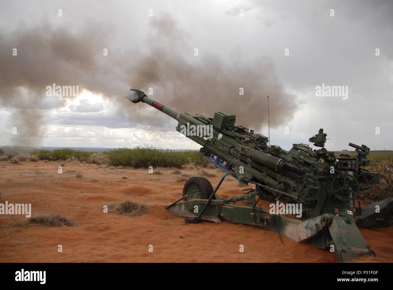 M777A2 155mm Howitzer feuert eine Runde mit einem M1156 Precision ...