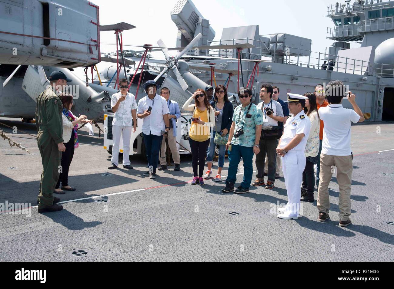 160820-N-XK809-245 OKINAWA, Japan (20. August 2016) Lt. CMdR ...