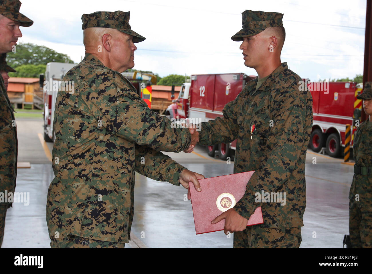 Kommandant des Marine Corps Gen. Robert B. Neller, Links, schüttelt ...