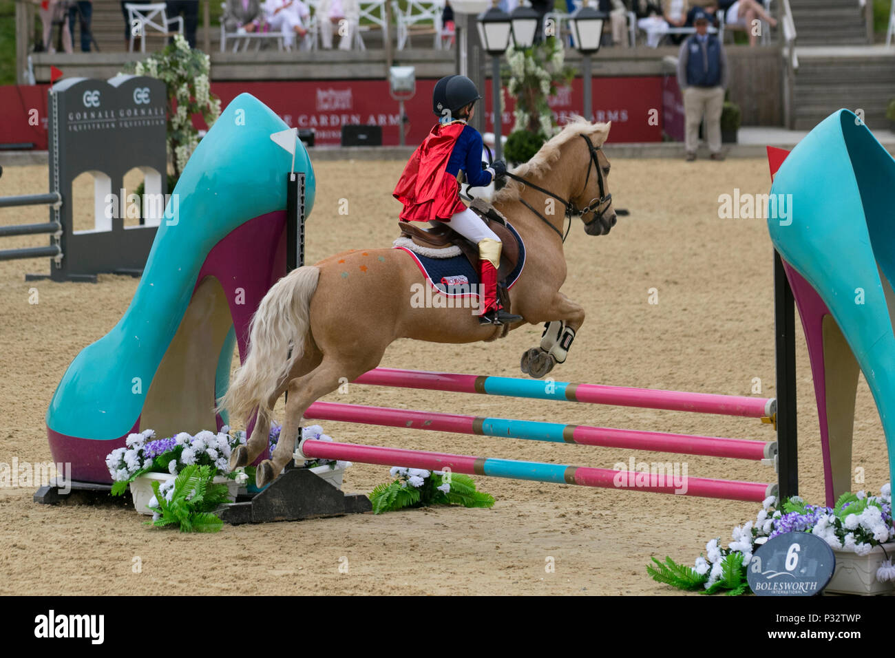 Kinder reiten und springen Hindernisse & Zäune in Bolesworth, Cheshire ...