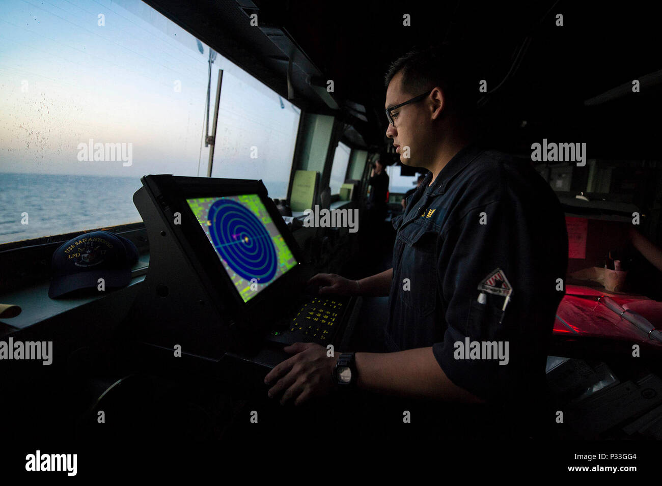 160830-N-DQ 840-024 Golf von Aden (Aug. 30, 2016) Lt. j.g. Machen ...