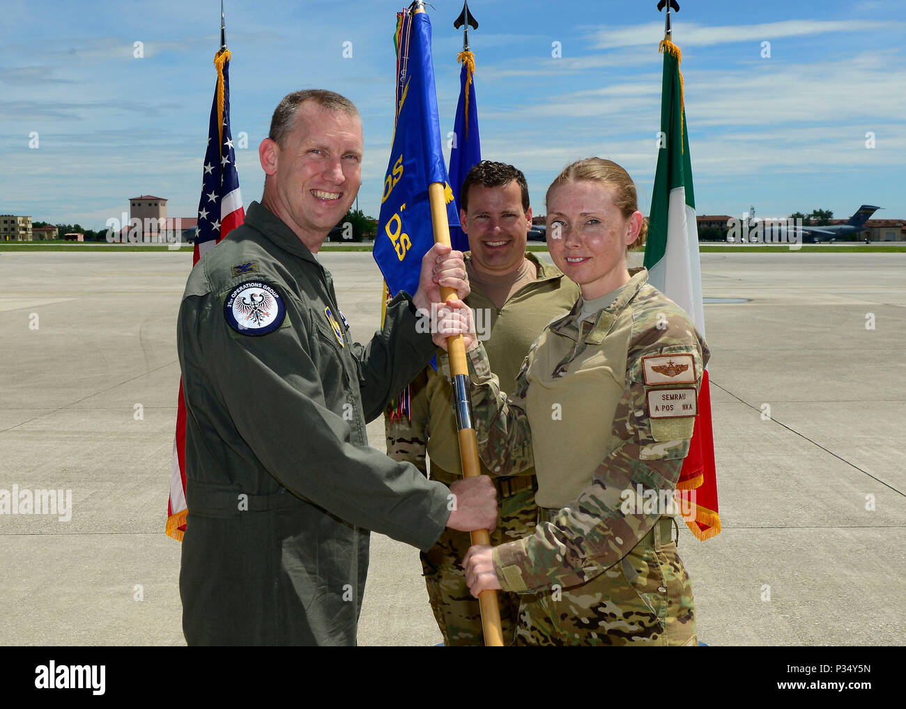 Oberst Richard Nelson, 31 Operationen Gruppenkommandant, übergibt die ...