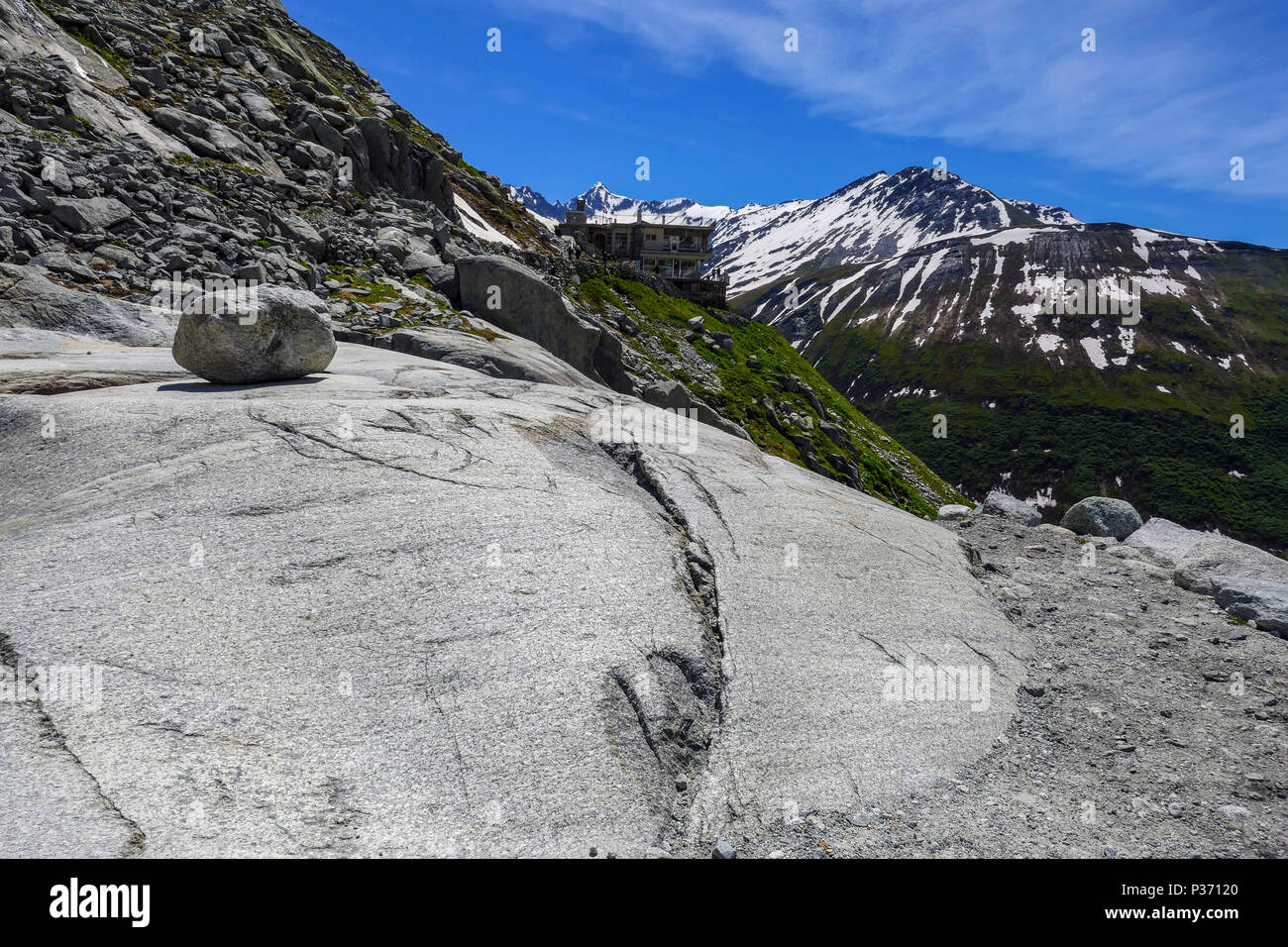 Vergletscherte Granitplatte mit findling durch Gletscher links ...